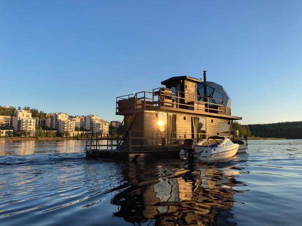 Worlds Only Luxury Glass Igloo Sauna Houseboat - Jyväskylä