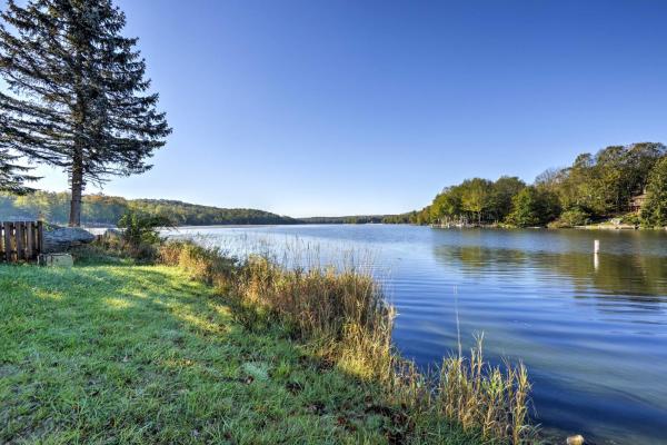 Poconos Retreat In The Hideout Lake Community! - Lake Wallenpaupack, PA