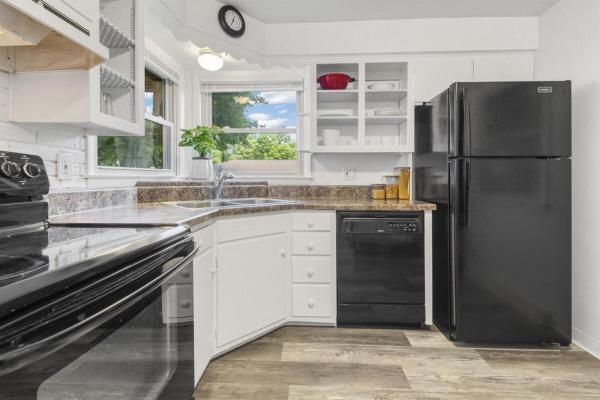 Quiet & Cozy Home In Green Bay - Green Bay, WI