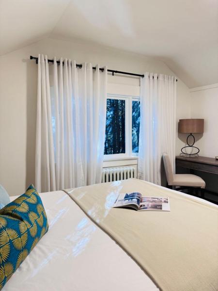 Modern Queen Room Ensuite Bathroom Vancouver West - Vancouver Island