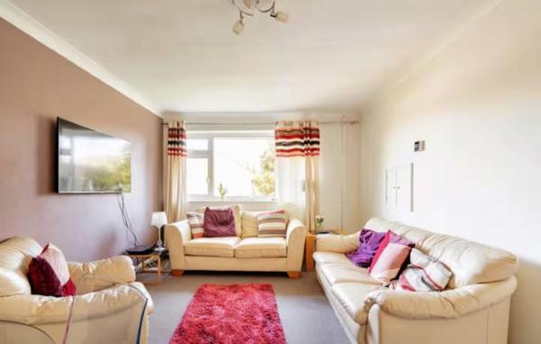 A Home From Home -2 Bed Flat & Free Driveway Parking - Bracknell