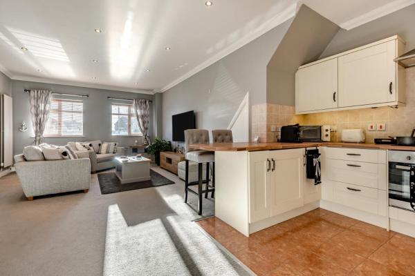 2 Bed In Barton On Sea Oc-c34500 - Highcliffe