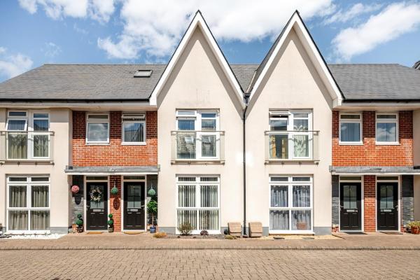 Quayside Home With Seperate Bar And Optional Access To Beach Hut - Poole