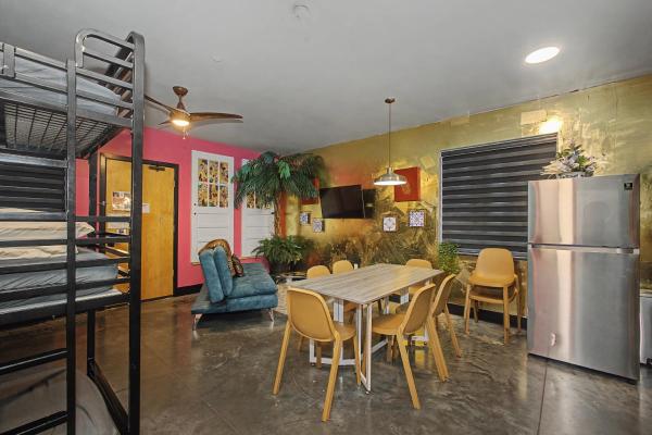Miami Beach Vibe Deluxe Suite For 10 With Pool - Eureka, MO
