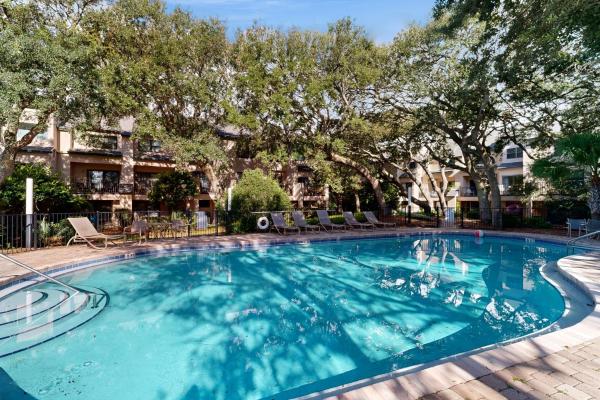Bright & Sunny Oceanfront Getaway With Central Ac & Pool - Amelia Island, FL