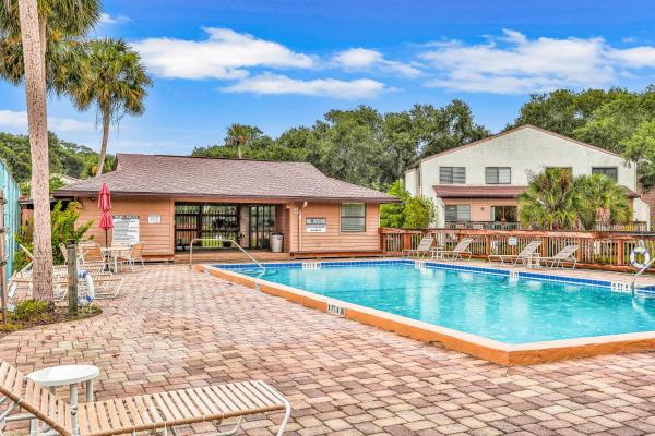 Quiet Coastal Escape Within Walking Distance To Beach With Shared Pool - Fernandina Beach, FL