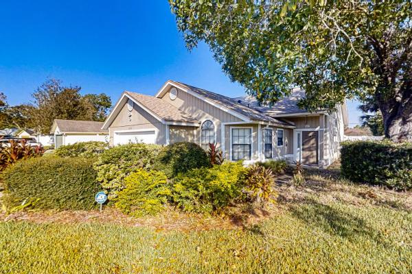 Spacious And Quiet Home With Private Patio & Enclosed Yard - Jacksonville, FL