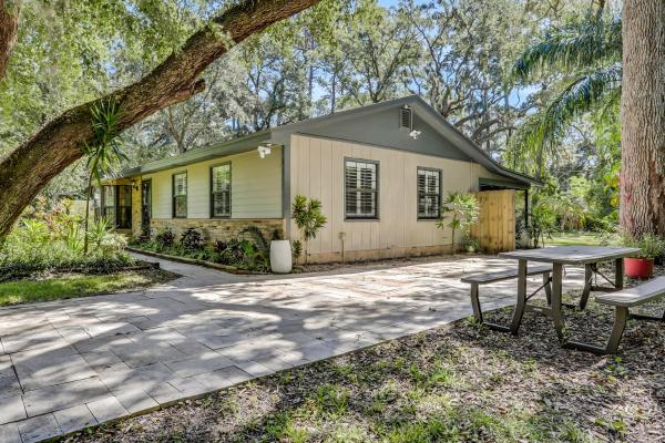 Gorgeous Coastal Getaway With Large Yard, Firepit, & Screened Porch - Fernandina Beach, FL