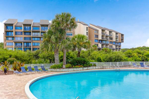 Renovated Condo With Balcony, Lush Views, Outdoor Pool - Jacksonville, FL