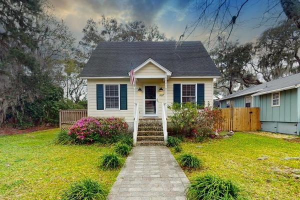Charming Dog-friendly Home With Deck, Golf Nearby, Full Kitchen, & Washer/dryer - Sea Island, GA