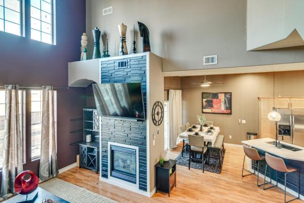 Wfh Setup & Garage Parking! Modern Denver Condo - Denver, CO