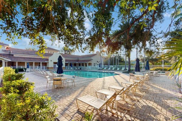 Immaculate Townhome In Upscale Community W/ Pool & Balcony - Near Beach - Palm Coast