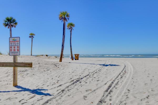 1 Block To Beach! Boutique Condo At John’s Pass - St. Pete Beach, FL