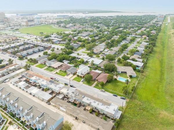 Island Pride Coastal Condo - East Beach, TX