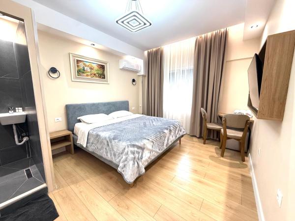 Prime Location - Shared Bath - Tirana