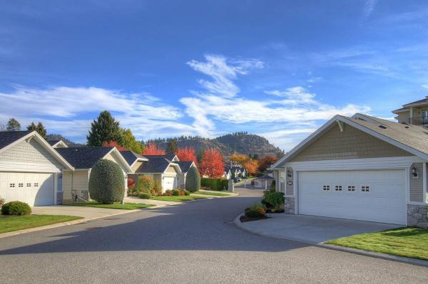Queen Bedroom Suite With Private Bathroom And Independent Entrance - ケロウナ