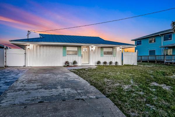 Beachfront Home W/ Private Lanai And Deck - Walk To The Beach - Flagler Beach, FL