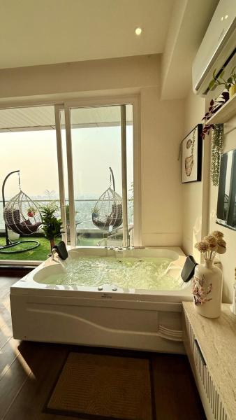 Sundowner Jacuzzi Hive 6 Studios Key Garden Patio - Delhi
