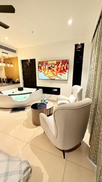 High Rise Floral Private Jacuzzi With Garden Patio - Delhi, India