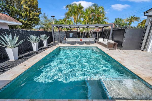 Blue Heaven Poolside Retreat Brickell Sleeps 13 - Miami