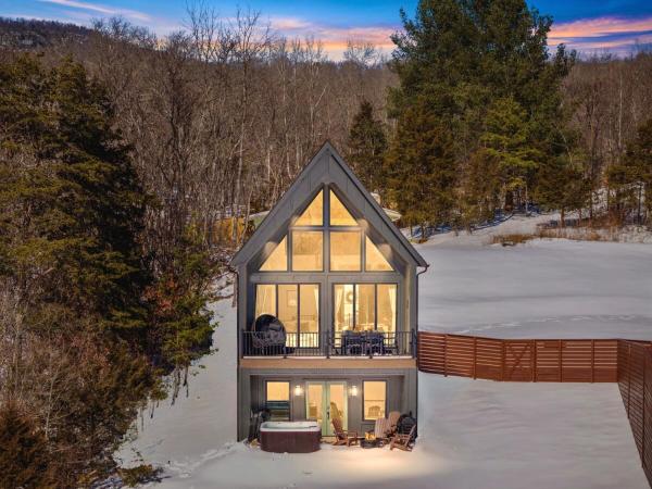 Lake Haus Cabin - Hot Tub, Sauna, Lake View, Wi-fi - Luray, VA