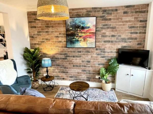 Charming Terrace Home, Nantwich -Near Train Station & Town - Crewe