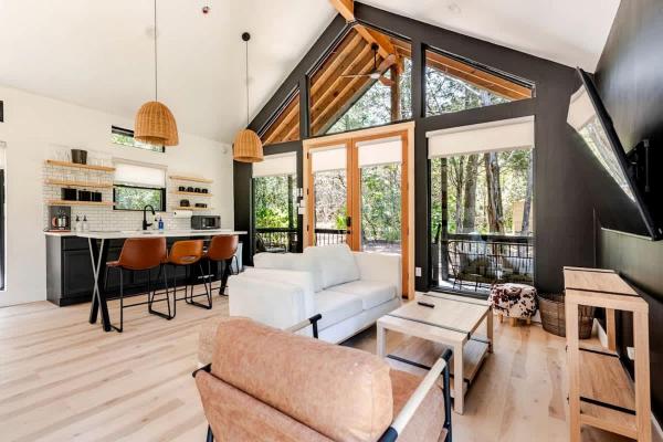 Tranquil Modern Cabin With Friendly Farm Animals & Pond Views Near Cedar Creek, Texas - Cedar Creek, TX