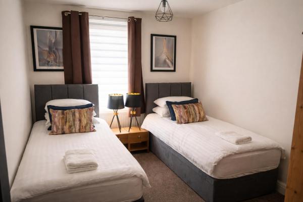 Aisiki Stays Apartment At Chiltern View - 5-bedroom & 2-bathroom, Pet Friendly House With Garden, King Size Or Single Beds With Free Wifi And Parking Space - Hayes