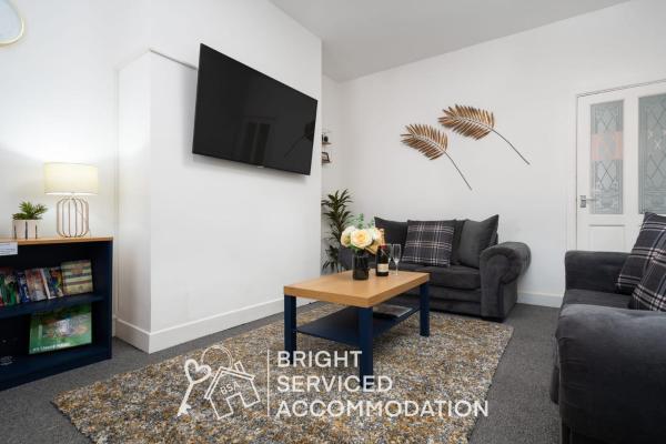 2 Bed Laburnum House - Free Parking, Garden, Modern - Blackpool