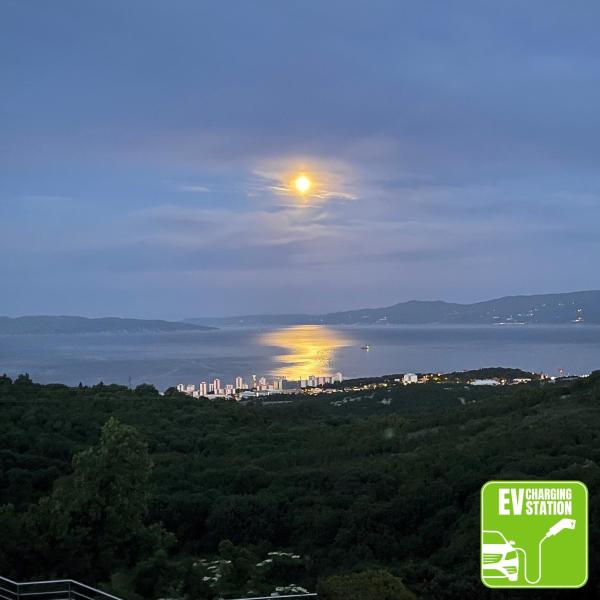 Terra Magica Deluxe Apartment Or Room With Central Heating, Free Parking, Terrace And Sea View - Rijeka