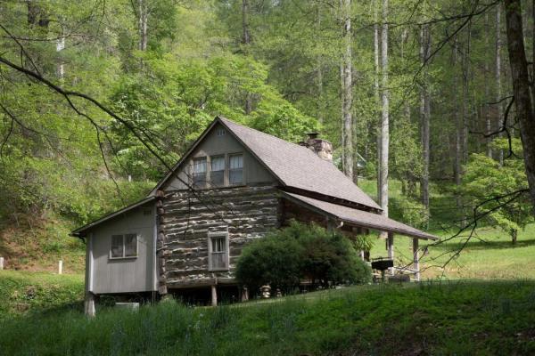 Log Cabin, Historic, Wood Fireplace - Bryson City, NC