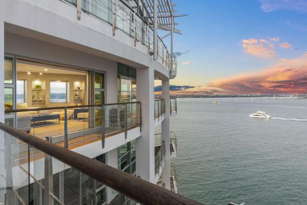 Unrivalled 3 Bed Residence Epic Harbour Views - Auckland