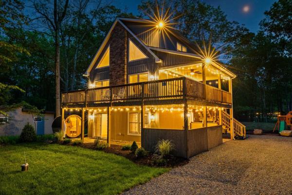 5br Poconos Chalet Hot Tub, Sauna, Game Room - Jim Thorpe, PA