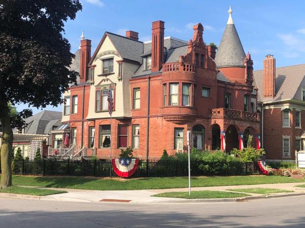 Schuster Mansion Bed & Breakfast - Milwaukee, WI
