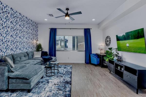 New Luxury Phx Townhome|pool, Garage,prime Location,king Beds - Phoenix, AZ