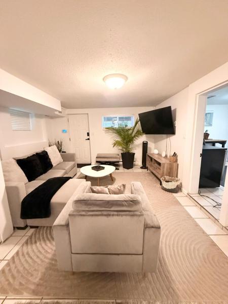 Newly Renovated - Self Contained Suite - Sleeps 6 - Vancouver