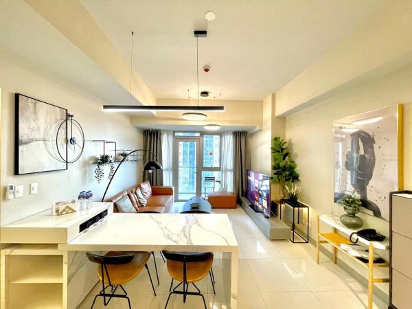 Uptown Parksuites - Elegant 2 Bedroom Unit With Balcony In Bgc - Makati