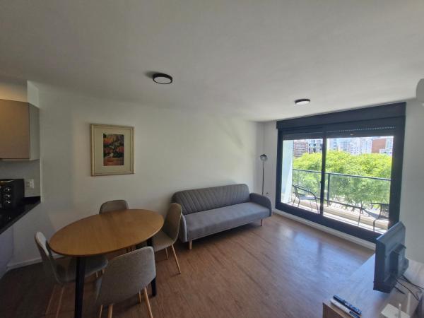 Nuevo, Completo Y En Zona De Restaurantes - Montevideo