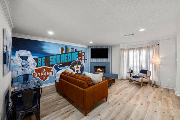 Dual Montrose Townhomes Sleeps 19 W Arcade, 2 Kitchens & Parking - Houston