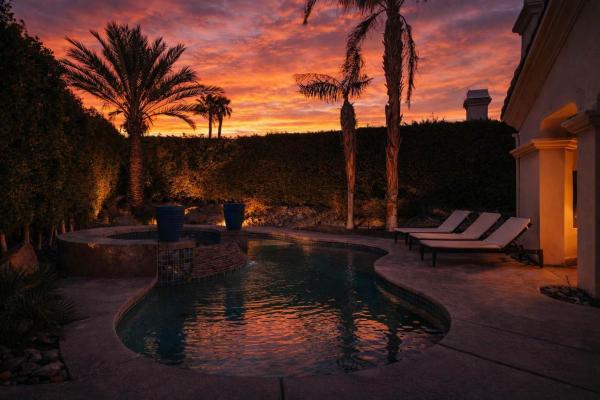 Navigate Stays Palm Springs Pool House W Ping Pong - Palm Springs, CA