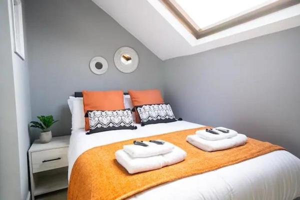 Bright 5br Home -Free Wifi & Parking- Netflix - Leeds