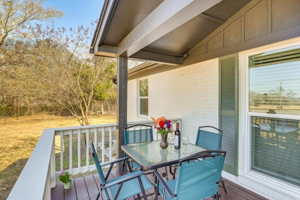 East Texas Group Getaway! Modern Longview Home - Longview, TX