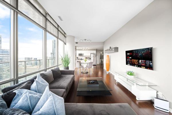 Lux Penthouse Retreat Near Yorkville With Parking - Toronto