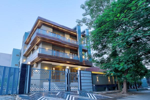 Alaya Stays Freesia 3-bhk Apartment With Common Gaming Zone Near Popular Malls - Ghaziabad