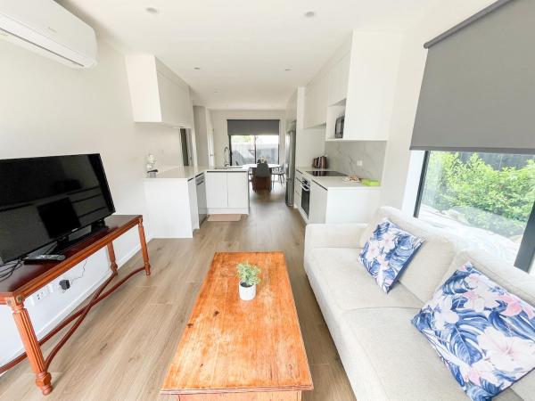 Modern 4br Group & Family Retreat 10-mins Airport - Auckland