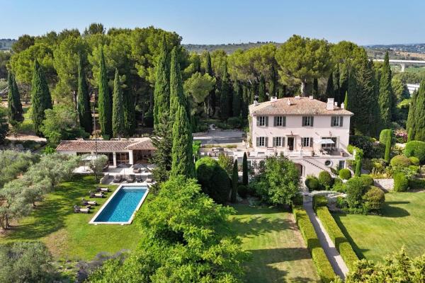 Domaine De La Rose Comtesse Lart Du Luxe Intimiste En Provence - Éguilles