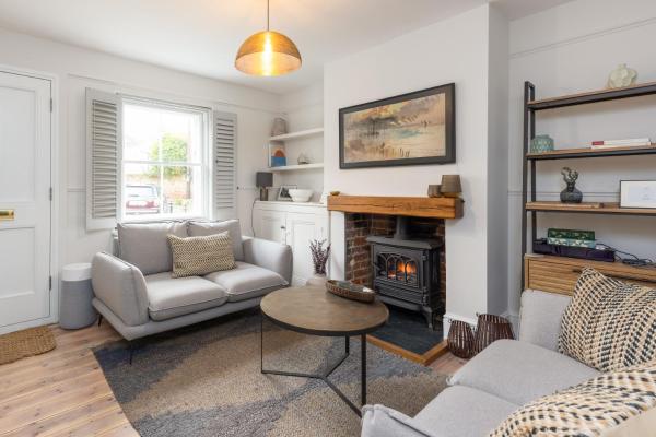 Charming 2 Bed Cottage - Within City Walls - Free Parking- Garden - Canterbury
