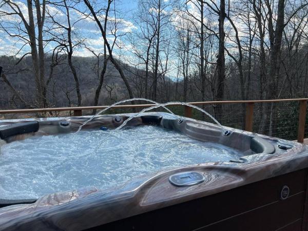 Wonderful Cabin Tucked In The Woods /W Hot Tub - Mountain City, TN