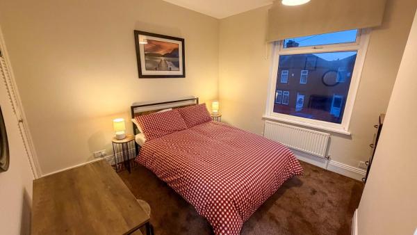 2 Bed House Sleeps 3 - Wifi - Free Parking - Barnsley