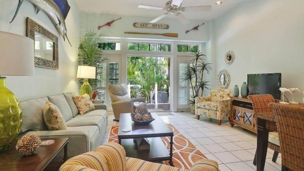 Key West Found By Avantstay Close To Shops W Patio Shared Pool Month Long Stays Only - Key West, FL